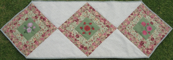 Aljay Mini Set 4 Lite Roses with Table Runner